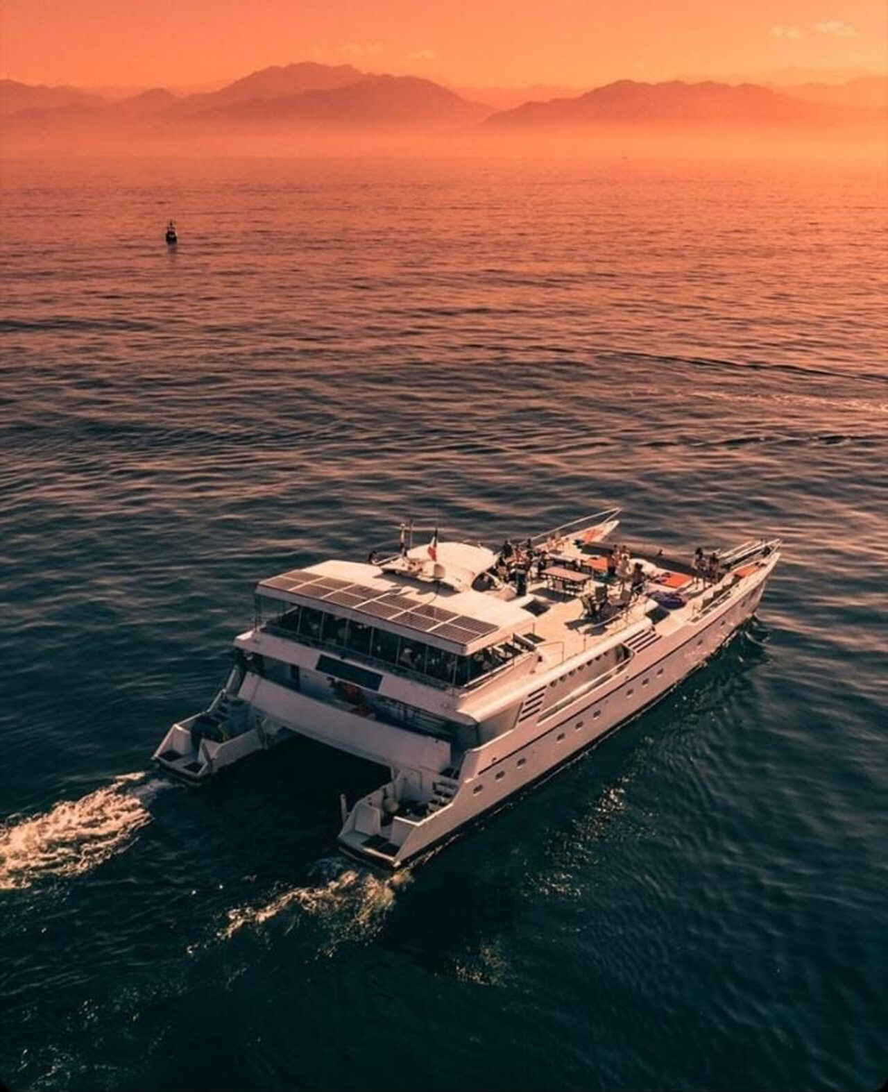 Chica Mega Yacht Limousine of The Sea 1 - Private Yacht Charter